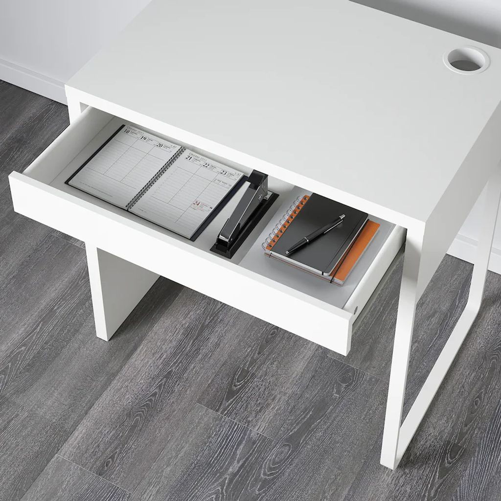 White desk micke store