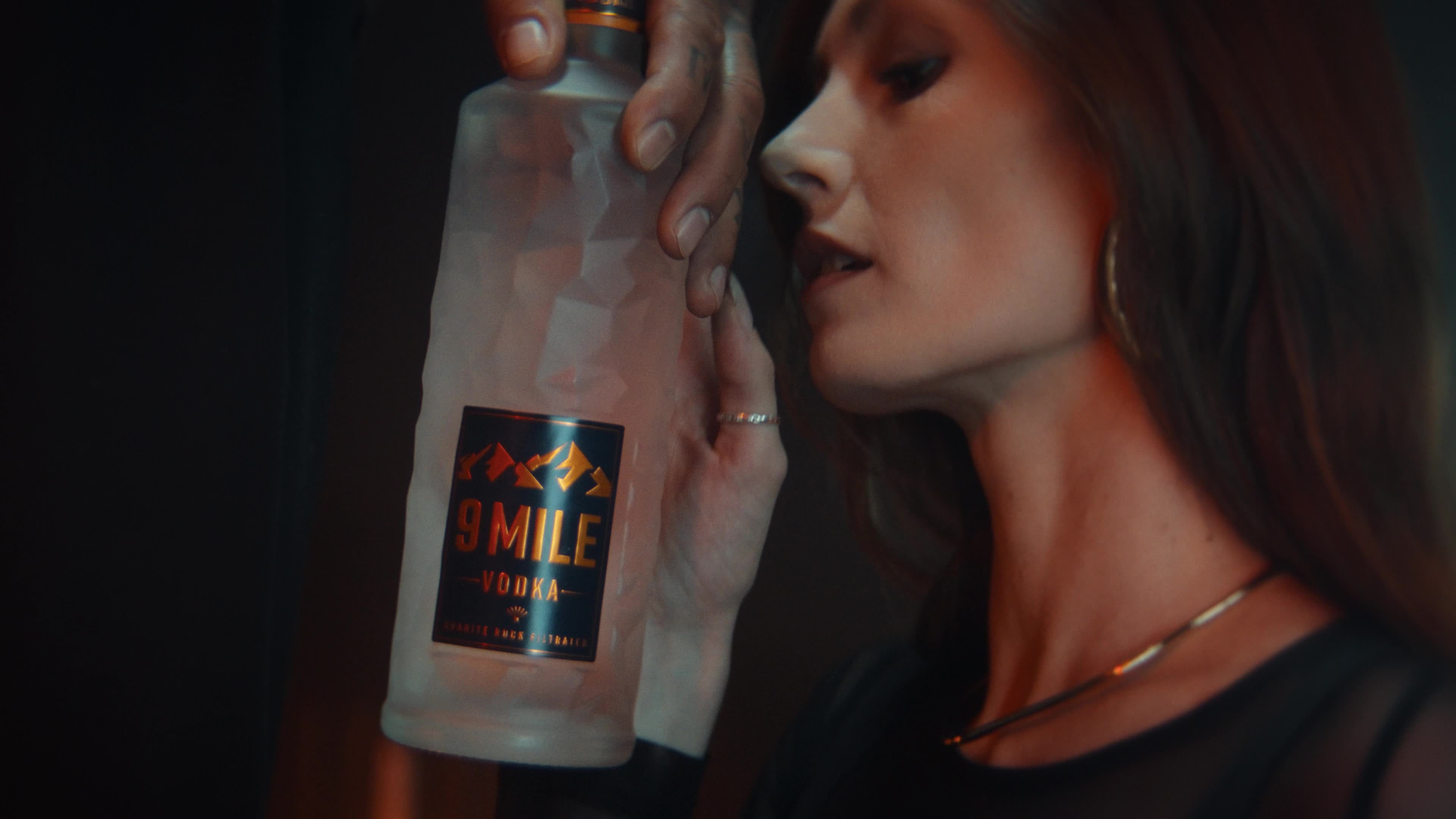 9 Mile Vodka mit LED Beleuchtung | 37,5 % vol | 0,7l Wodka